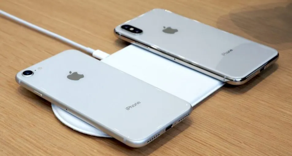 iPhone X мог выйти без разъема Lightning и вообще без дырок. Но Apple ...