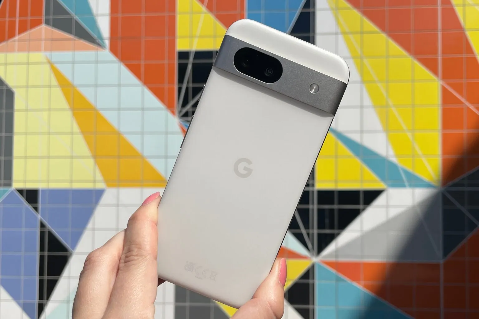 Google Pixel 8a обесценился перед выходом нового поколения. Можно ли ...